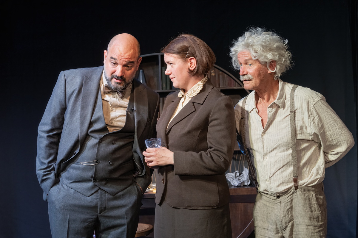 Albert és Charlie – Humanista kiáltvány két korszakos zseni ...