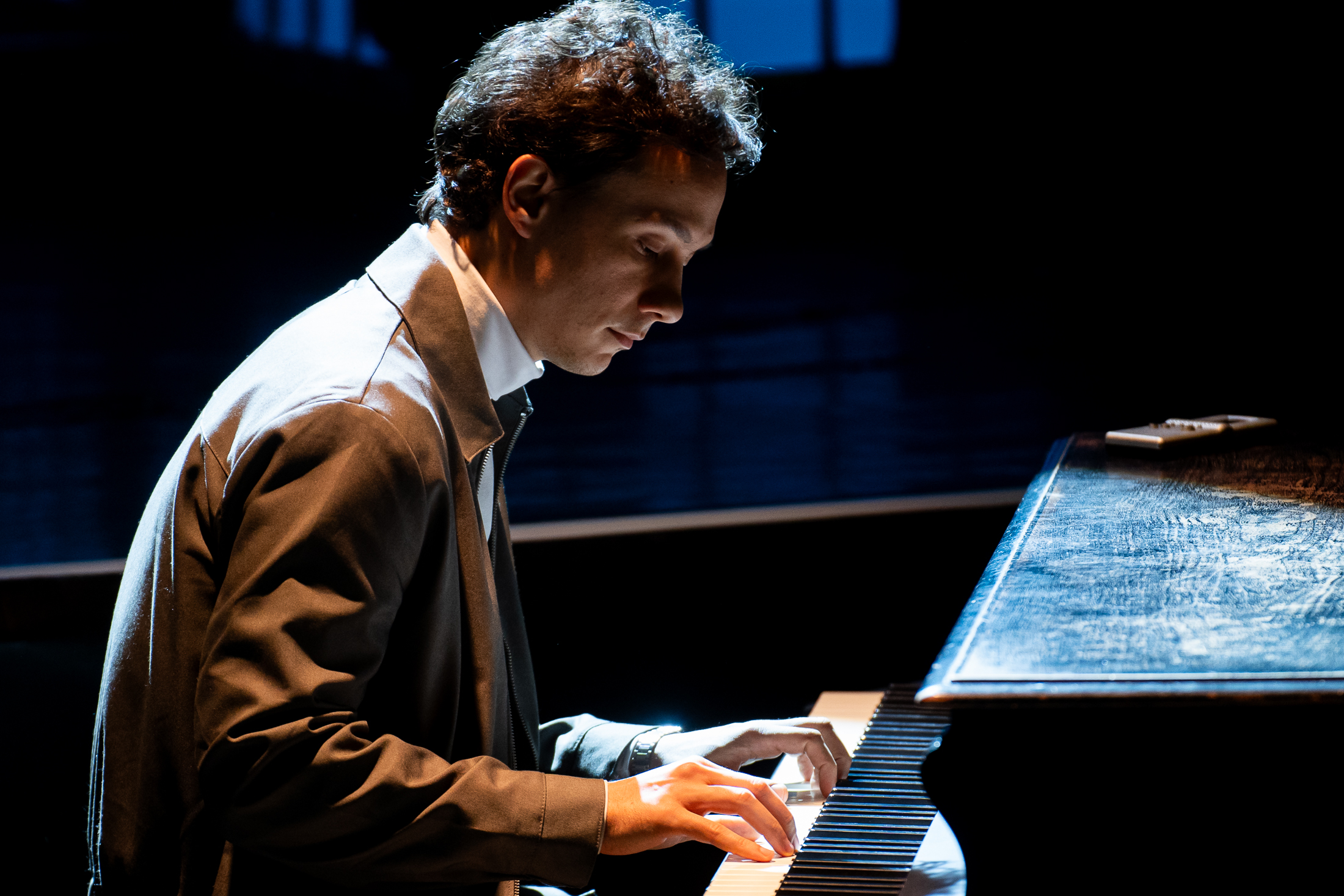 Most akkor – A kabát, ami visszafordítja az időt - Színházat nekünk ...